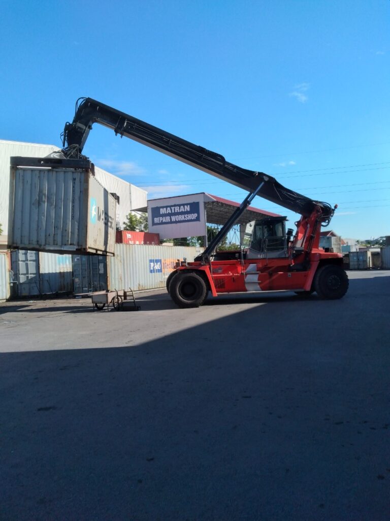 Xe nâng gắp container (Reach Stacker ) - Phân loại và cấu tạo